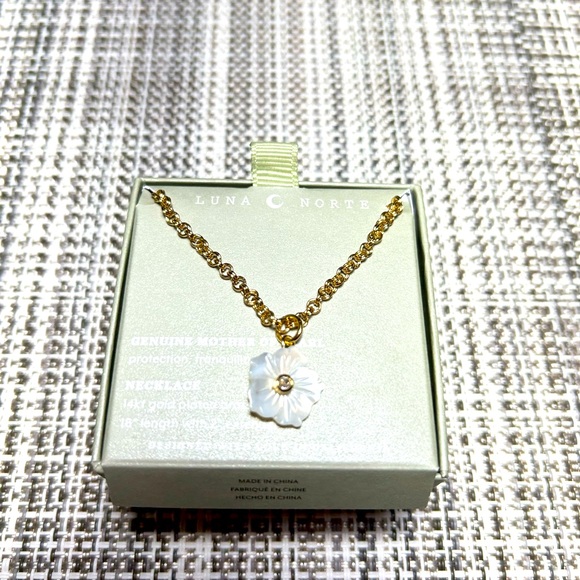 Luna Norte | Jewelry | Brand New Luna Norte Gold Toned Floral Necklace ...